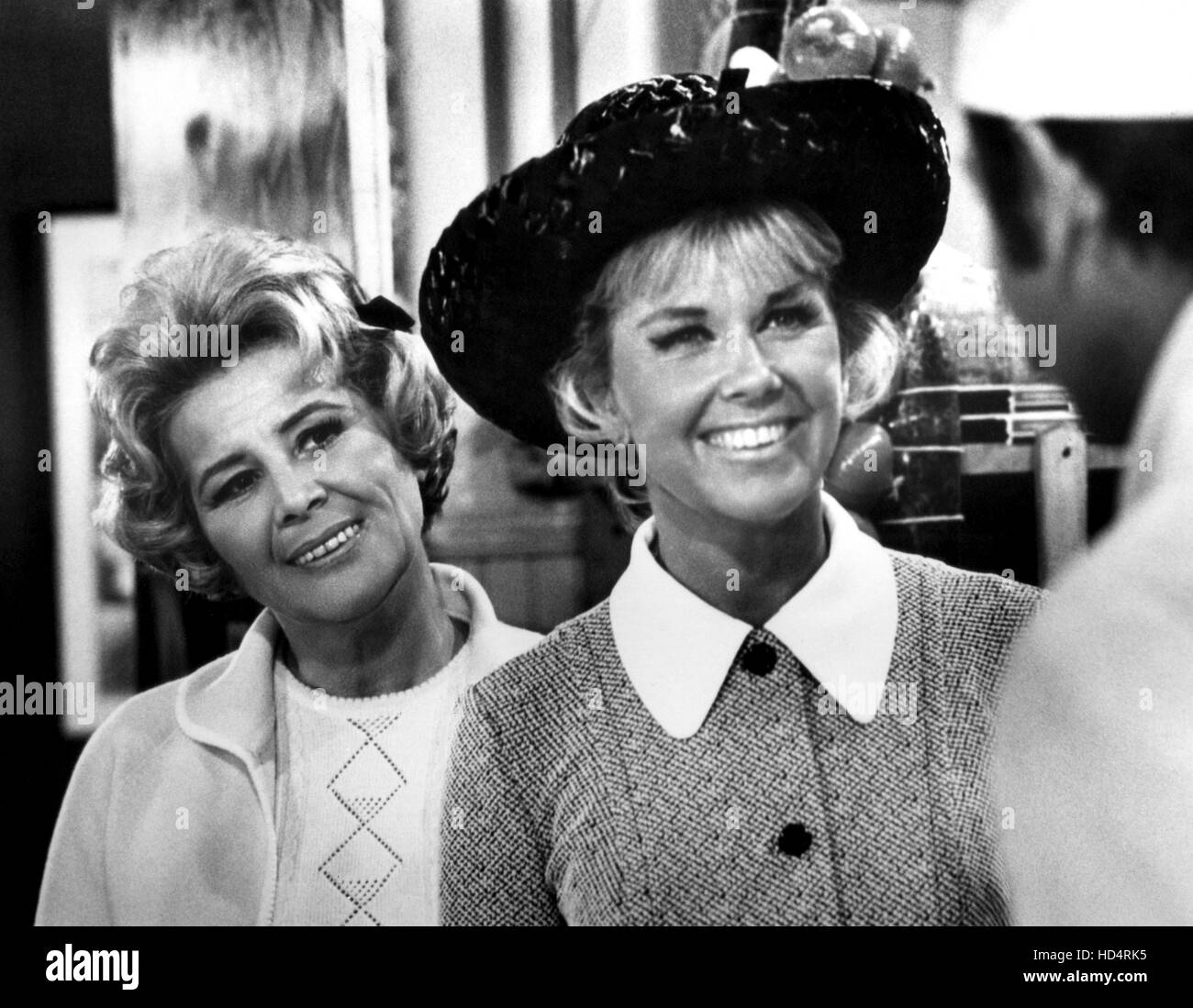 THE DORIS DAY SHOW, Rose Marie, Doris Day, 'Doris Finds An Apartment ...