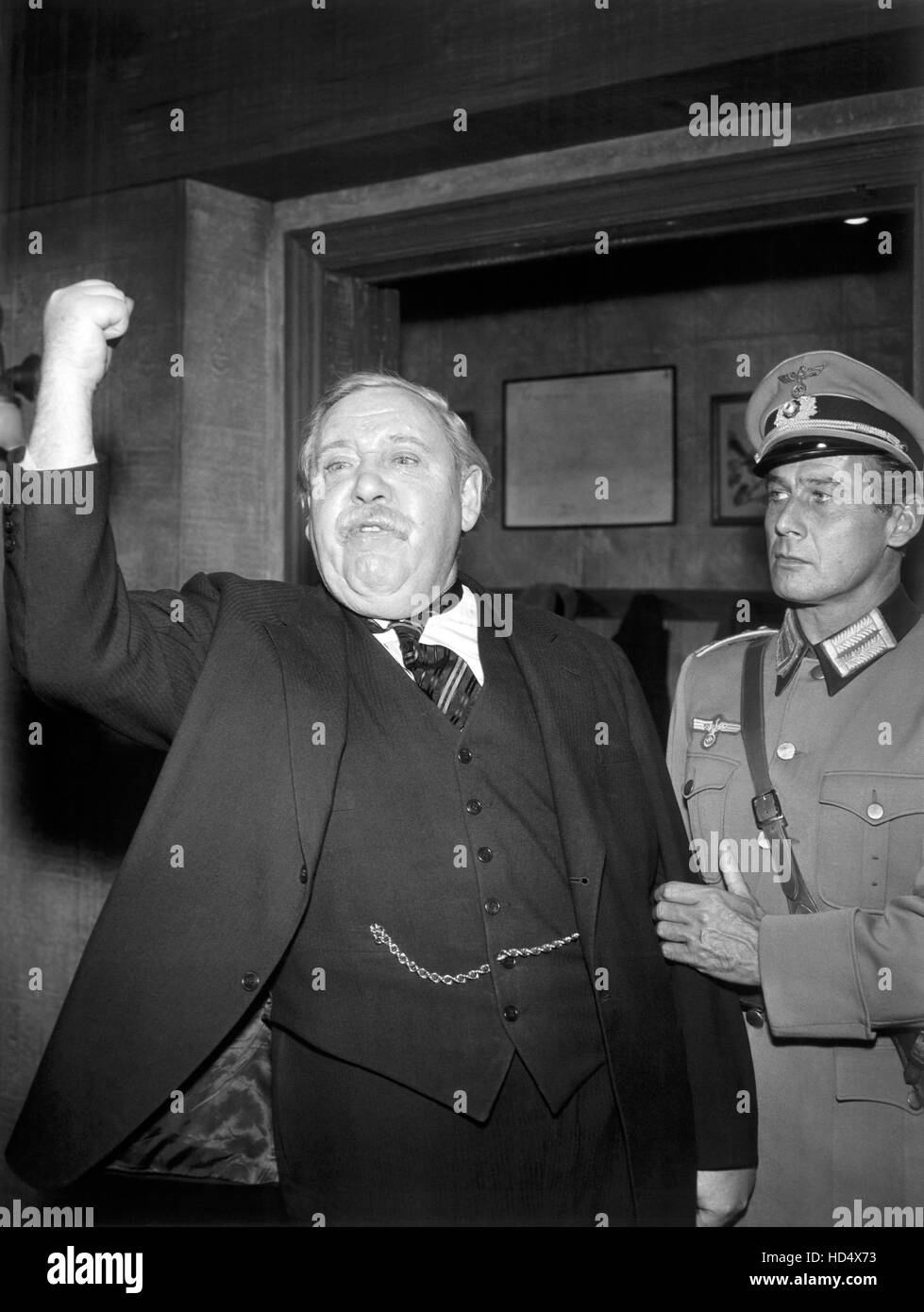 GENERAL ELECTRIC THEATER, from left: Charles Laughton, Eric Feldary ...