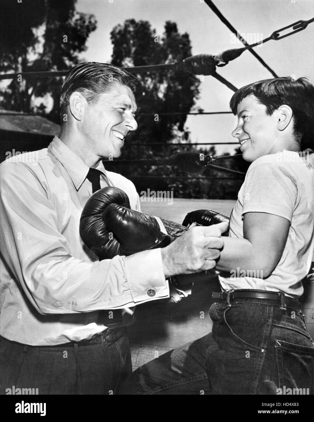 GENERAL ELECTRIC THEATER, from left; Ronald Reagan, Bobby Clark ...