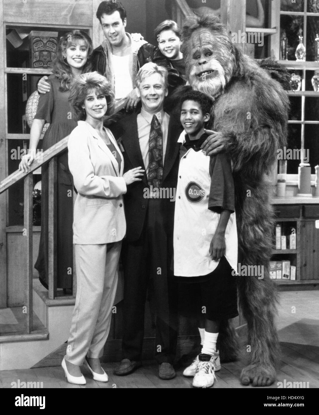 HARRY AND THE HENDERSONS, front from left: Molly Cheek, Bruce Davison ...