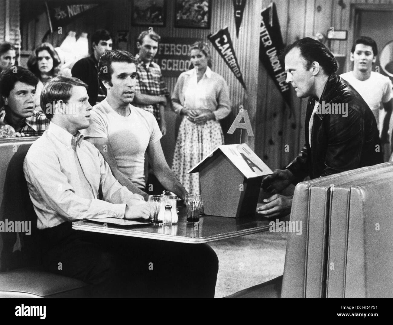 HAPPY DAYS, from left: Anson Williams, Ron Howard, Henry Winkler, Larry ...