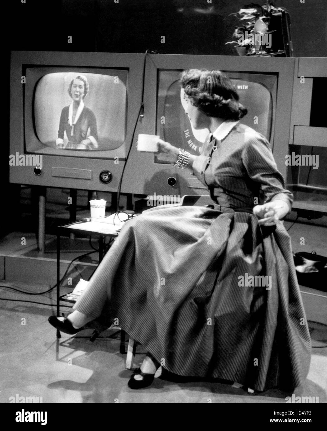 HOME, Eve Hunter (on TV set), Arlene Francis, 1954-57 Stock Photo - Alamy