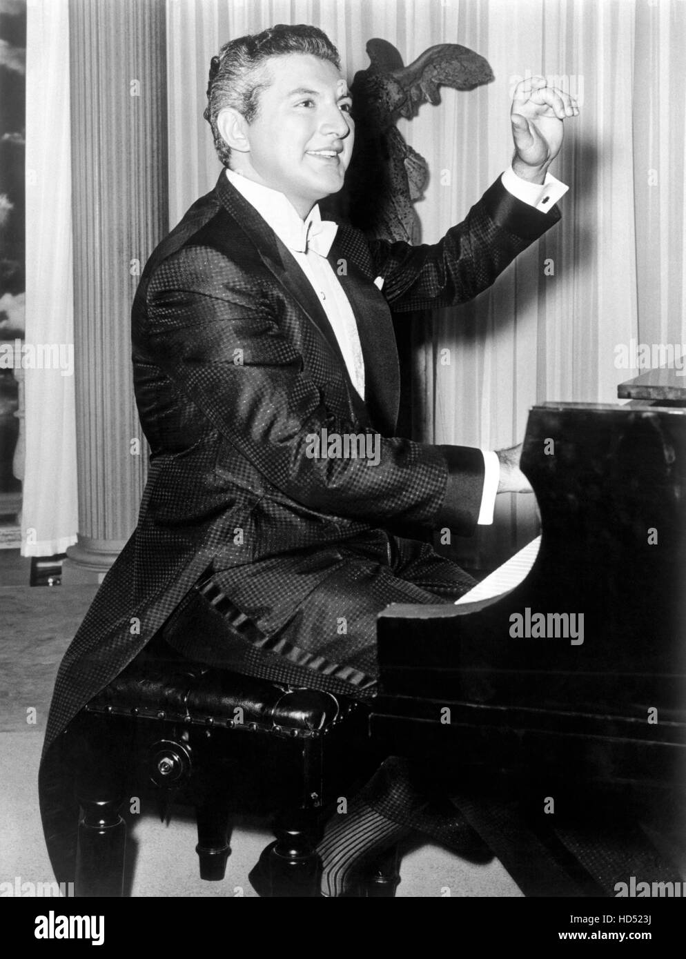 THE LIBERACE SHOW, Liberace, 1952-1969 Stock Photo - Alamy