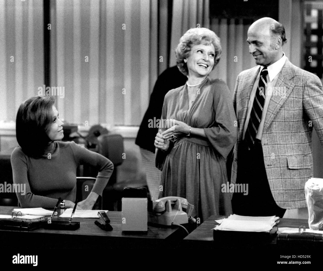 MARY TYLER MOORE SHOW, Mary Tyler Moore, Betty White, Gavin MacLeod ...