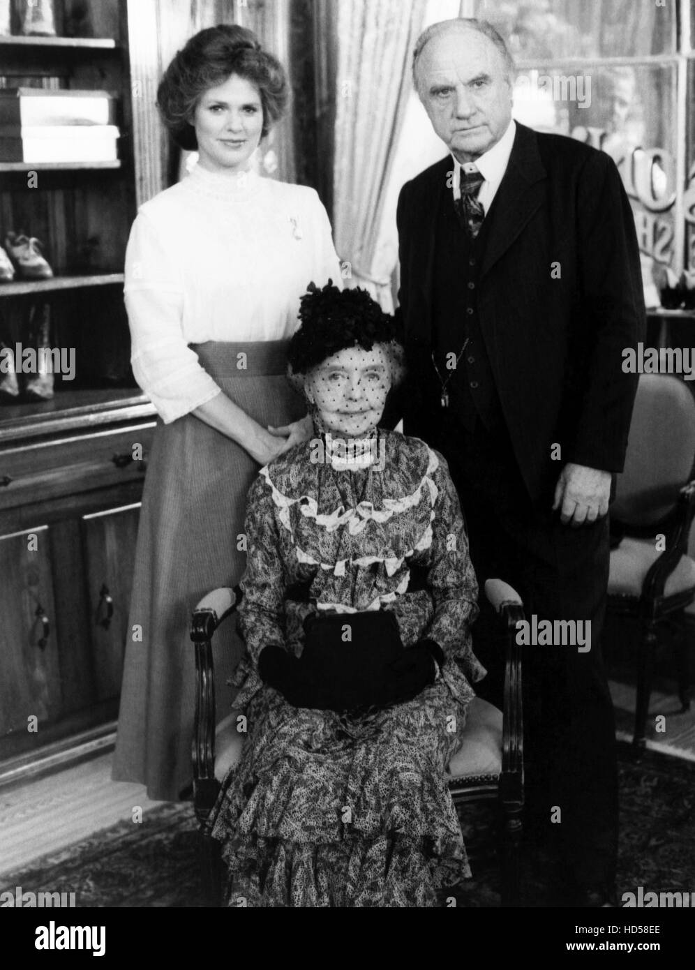 HOBSON'S CHOICE, from left, Sharon Gless, Lillian Gish, Jack Warden ...