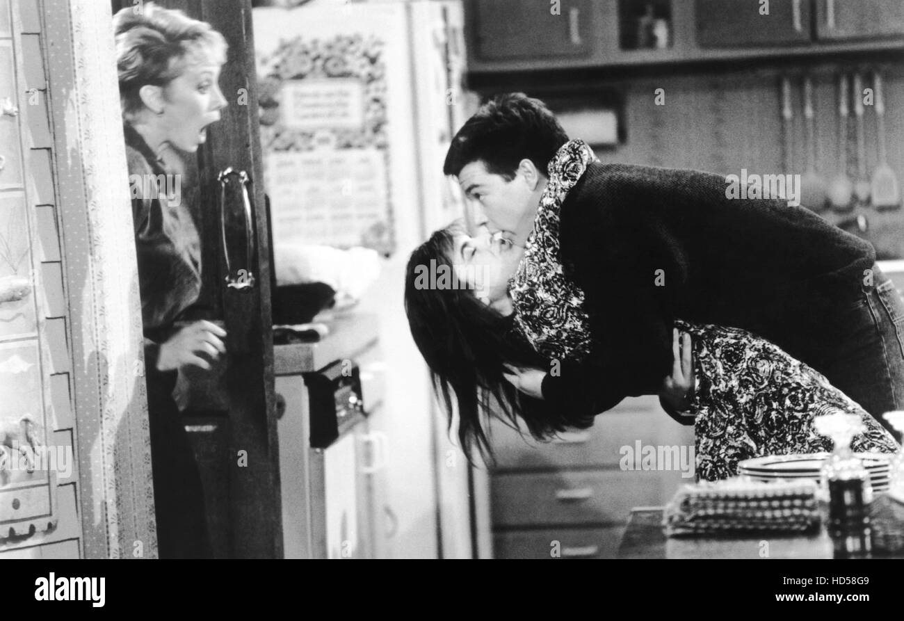 THE HOGAN FAMILY, (aka VALERIE'S FAMILY), from left: Sandy Duncan, Lisa ...