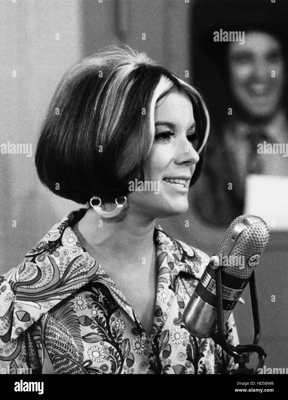 THE JIM NABORS HOUR, Vikki Carr, Jim Nabors (background), (episode ...
