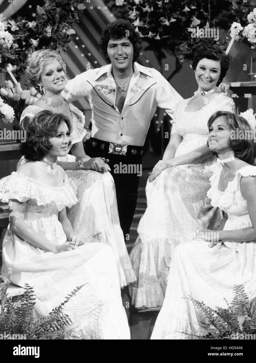 THE MAC DAVIS SHOW, Mac Davis (center) with the Lennon Sisters, 1974-76 ...
