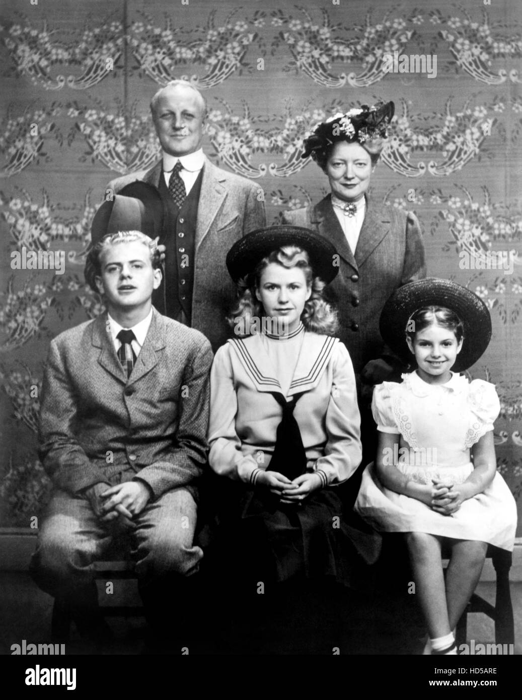 MAMA, (aka I REMEMBER MAMA), front from left: Dick Van Patten, Rosemary ...