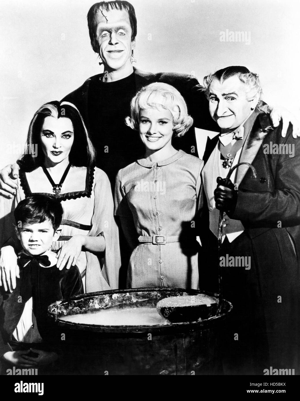 THE MUNSTERS, Butch Patrick, Yvonne De Carlo, Fred Gwynne, Pat Priest ...