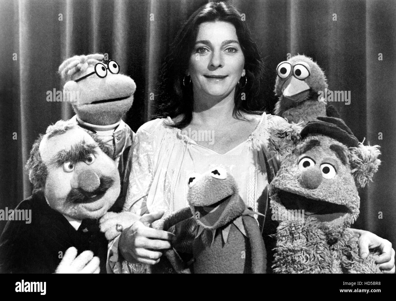 THE MUPPET SHOW, from left: J.P. Grosse, Scooter, Judy Collins, Kermit ...