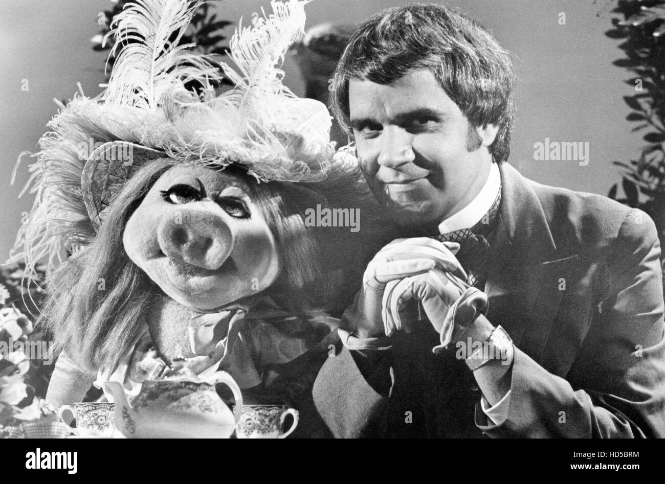 THE MUPPET SHOW, from left: Miss Piggy, Rich Little, (aired June 14 ...