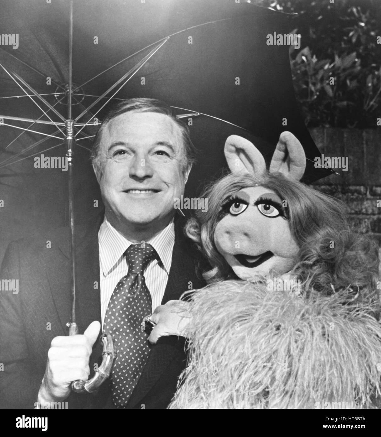 THE MUPPET SHOW, from left: Gene Kelly, Miss Piggy, 'Singin' in the ...