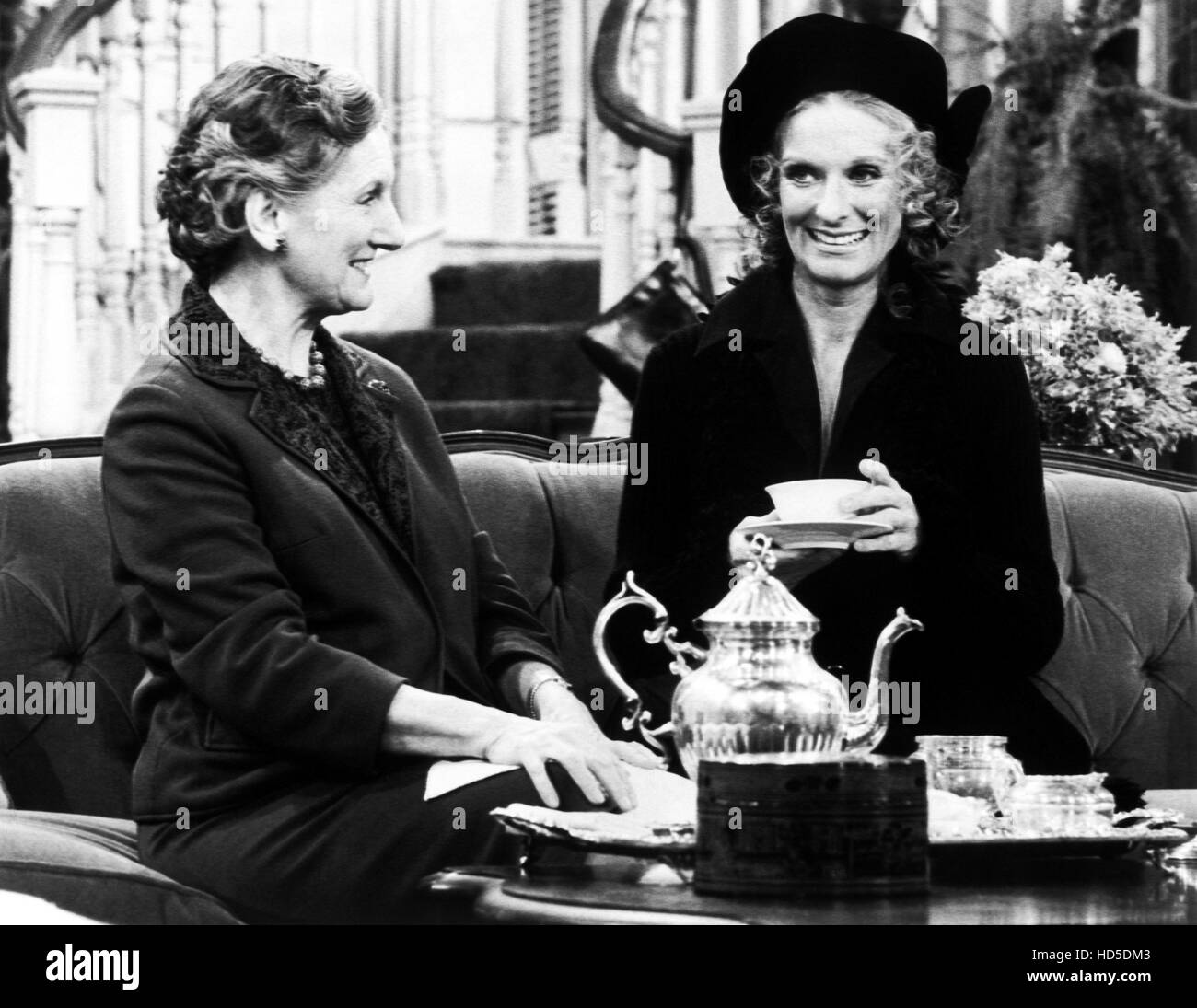 PHYLLIS, from left: Jane Rose, Cloris Leachman, 1975-77 Stock Photo - Alamy