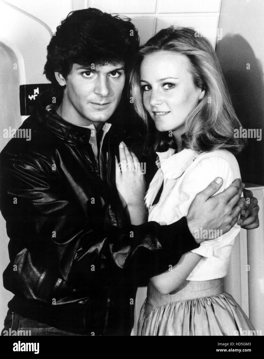 V: THE SERIES, Jeff Yagher, Jennifer Cooke, 1984-1985 Stock Photo - Alamy