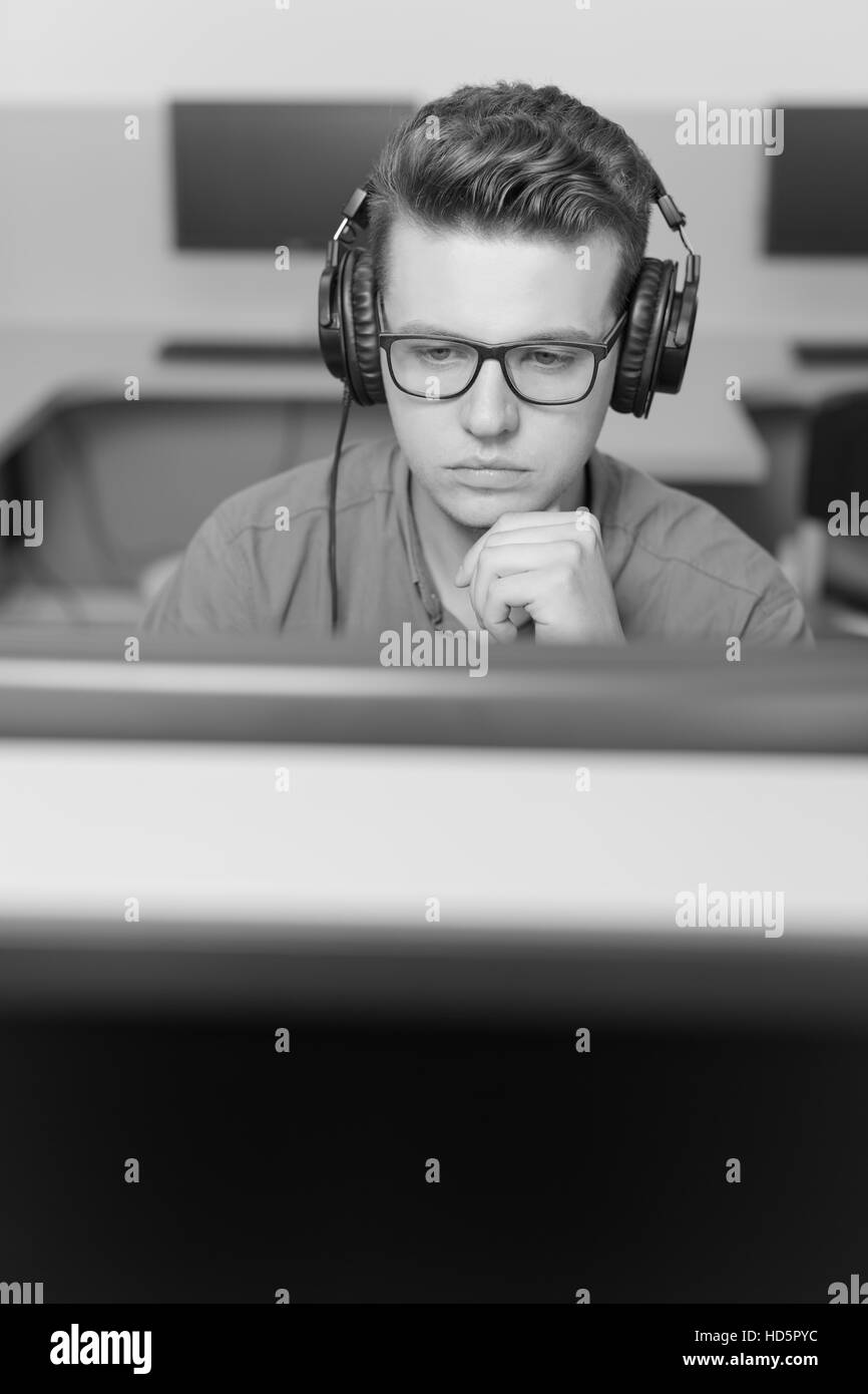 Students learning in computer lab Stock Photo - Alamy