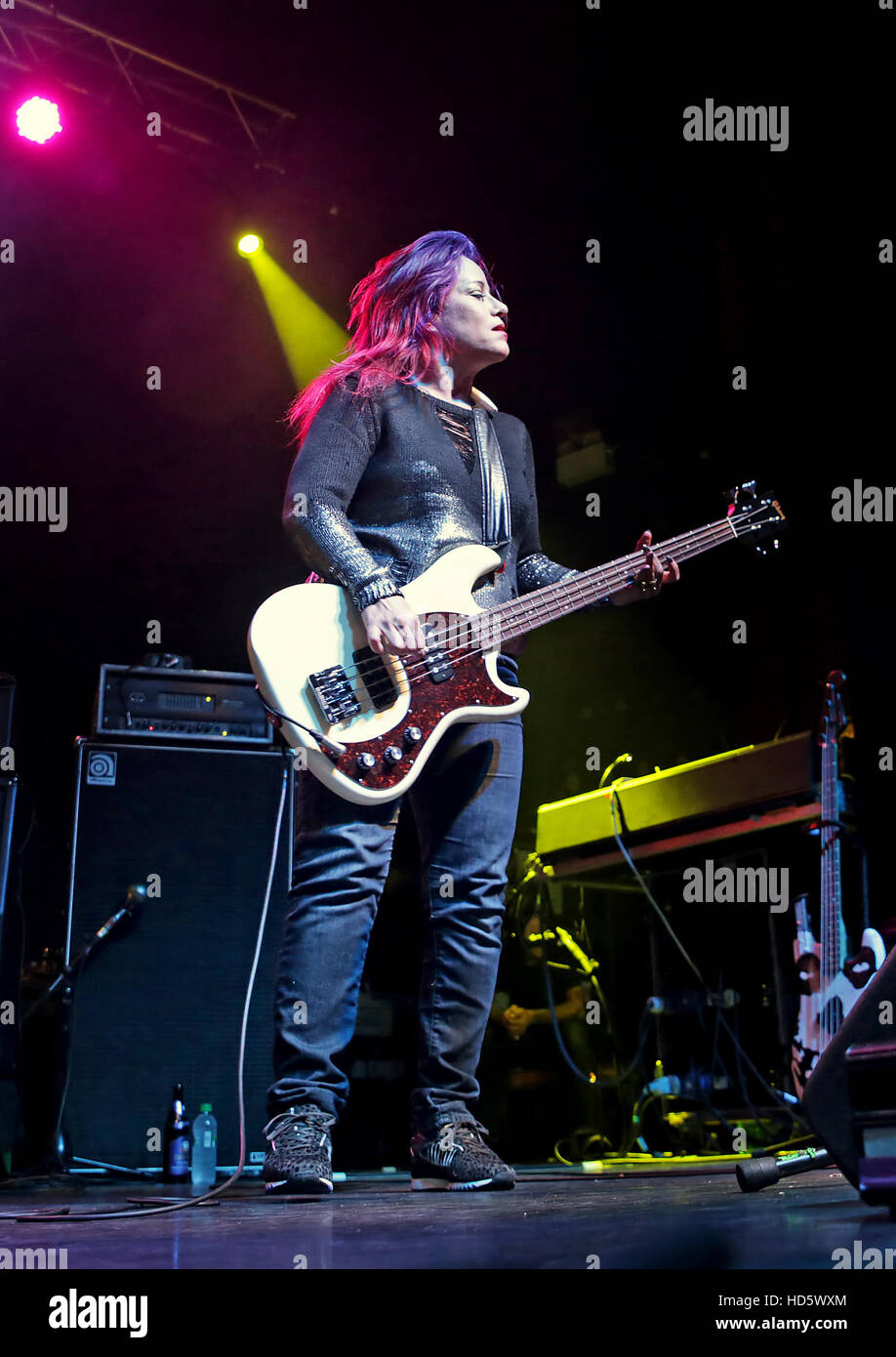 L7 performing hi-res stock photography and images - Alamy