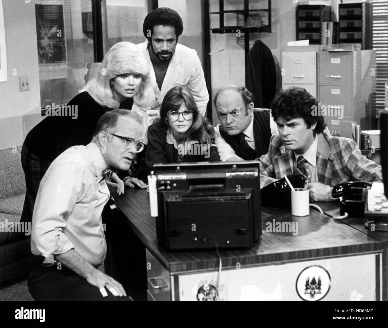 WKRP IN CINCINNATI, standing from left: Loni Anderson, Tim Reid, seated ...