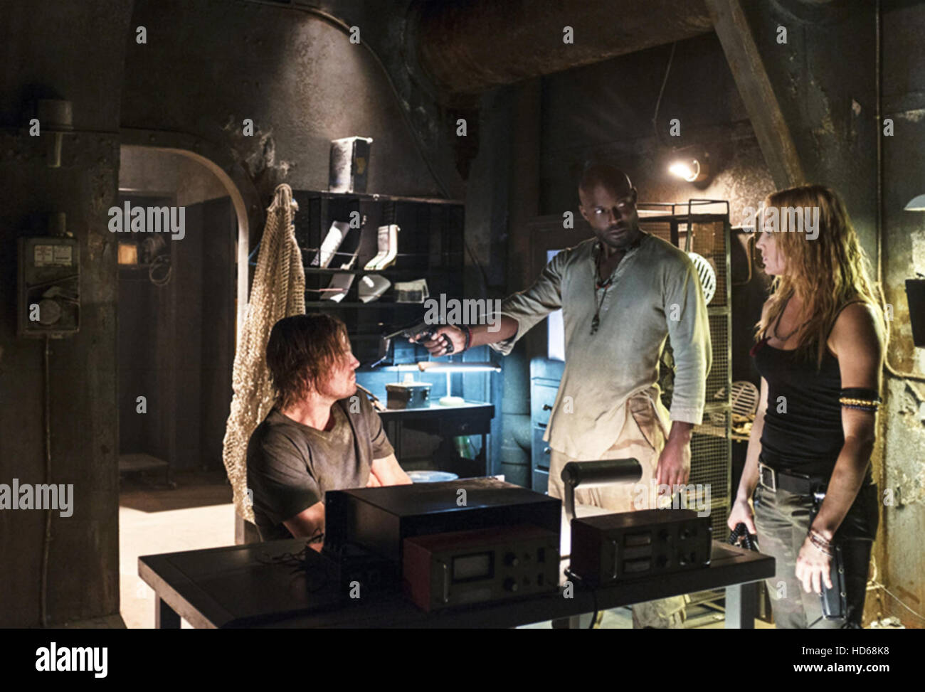 ARROW, l-r: Stephen Amell, Jimmy Jean-Louis, Caity Lotz, in 'Keep Your ...