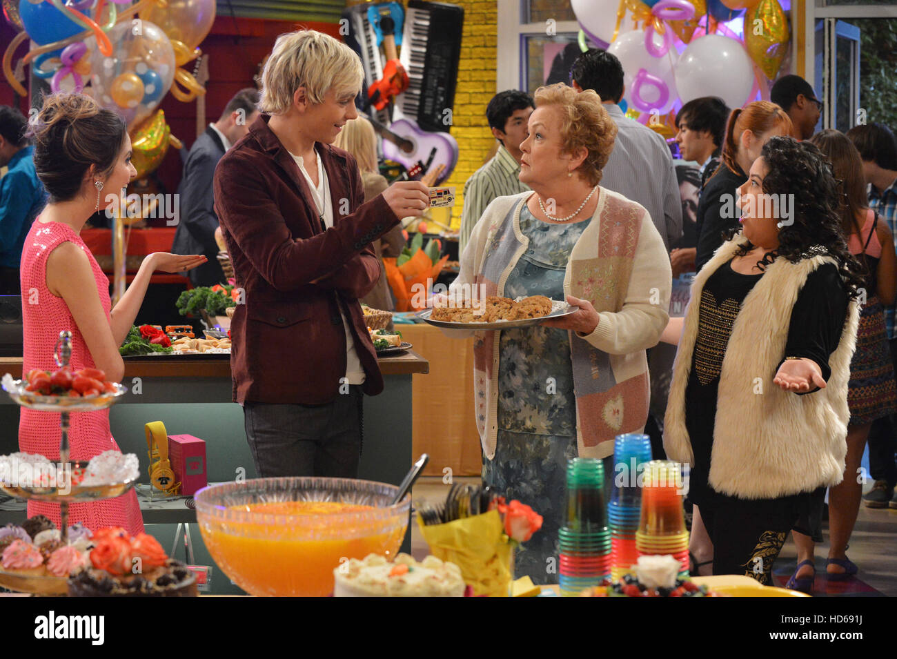 AUSTIN & ALLY, l-r: Laura Marano, Ross Lynch, Pamela Dunlap in 'Records ...