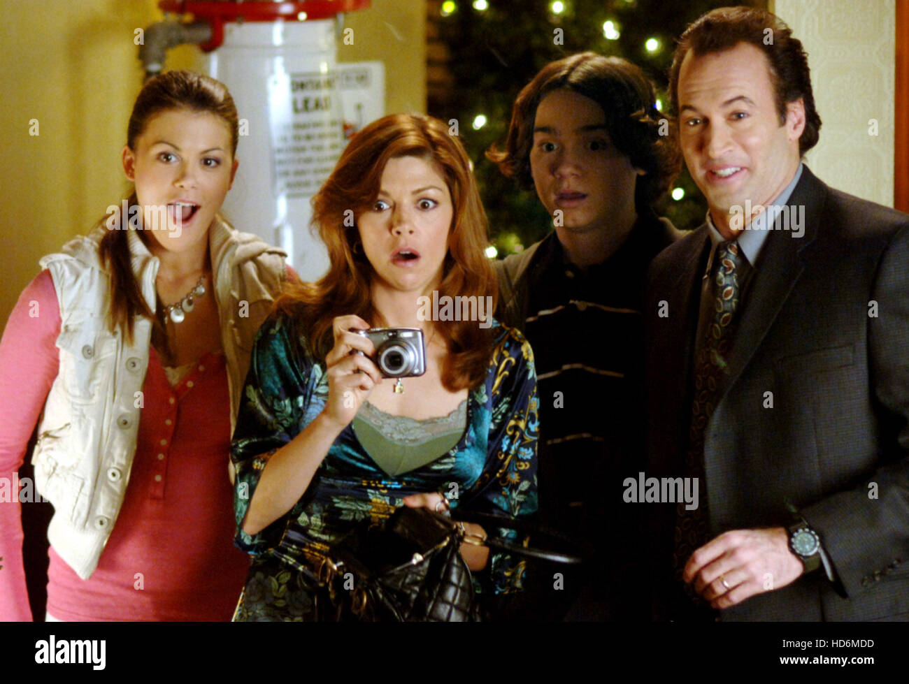 ALIENS IN AMERICA, Lindsey Shaw, Amy Pietz, Dan Byrd, Scott Patterson ...