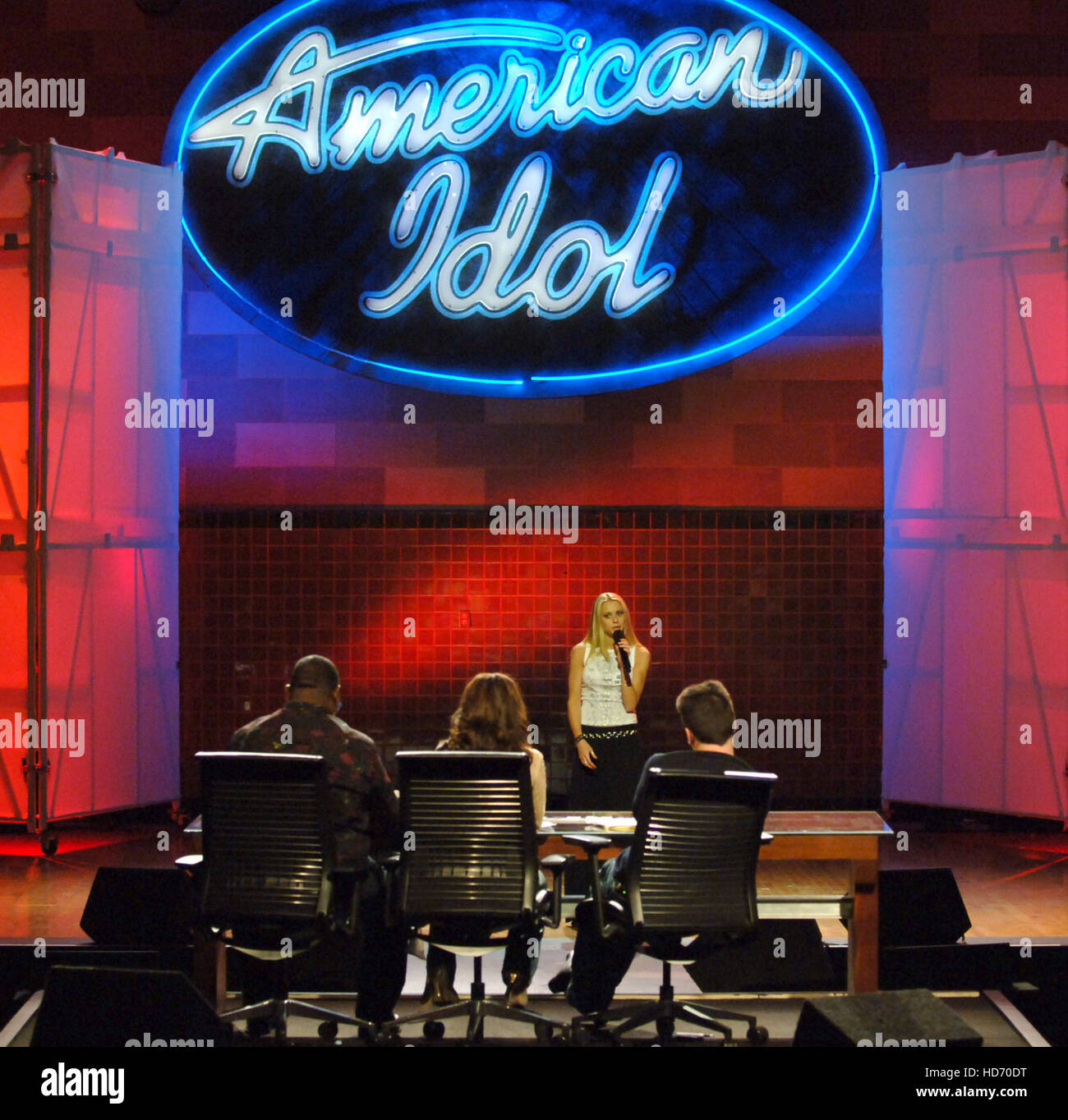 AMERICAN IDOL 5, contestant facing the judges, 'Hollywood, Round 1 ...