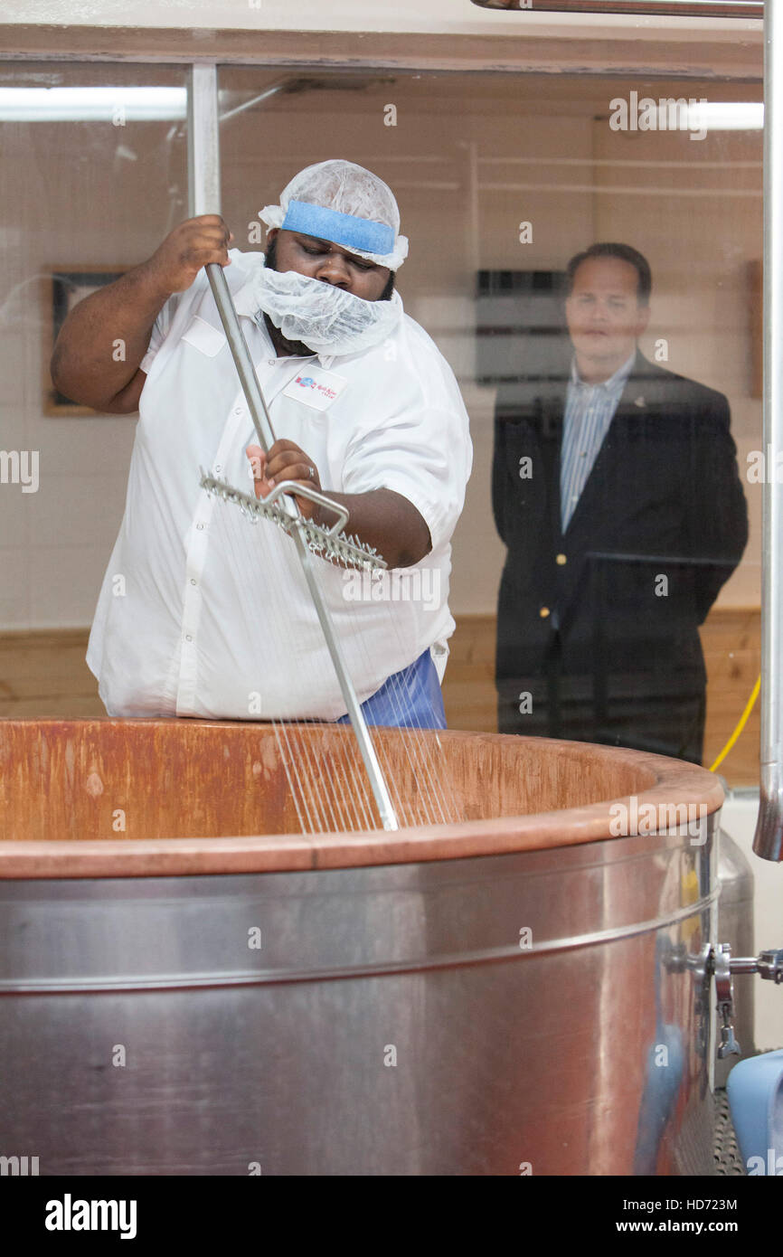 BE THE BOSS, left: Terry Love in 'The Melting Pot' (Season 1, Episode 2 ...