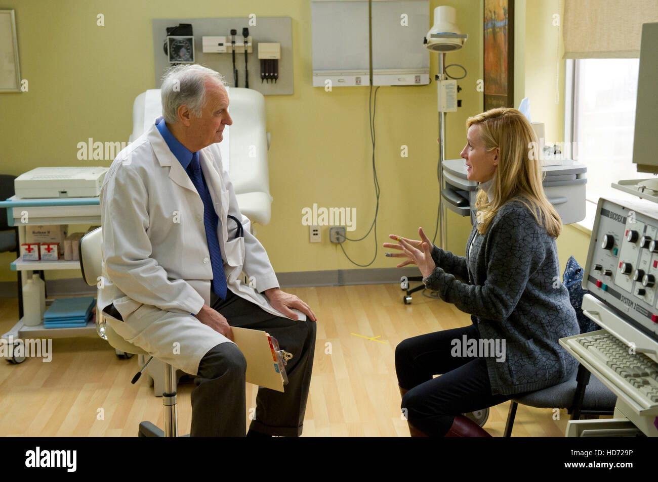THE BIG C, (from left): Alan Alda, Laura Linney, 'Thin Ice', (Season 3 ...