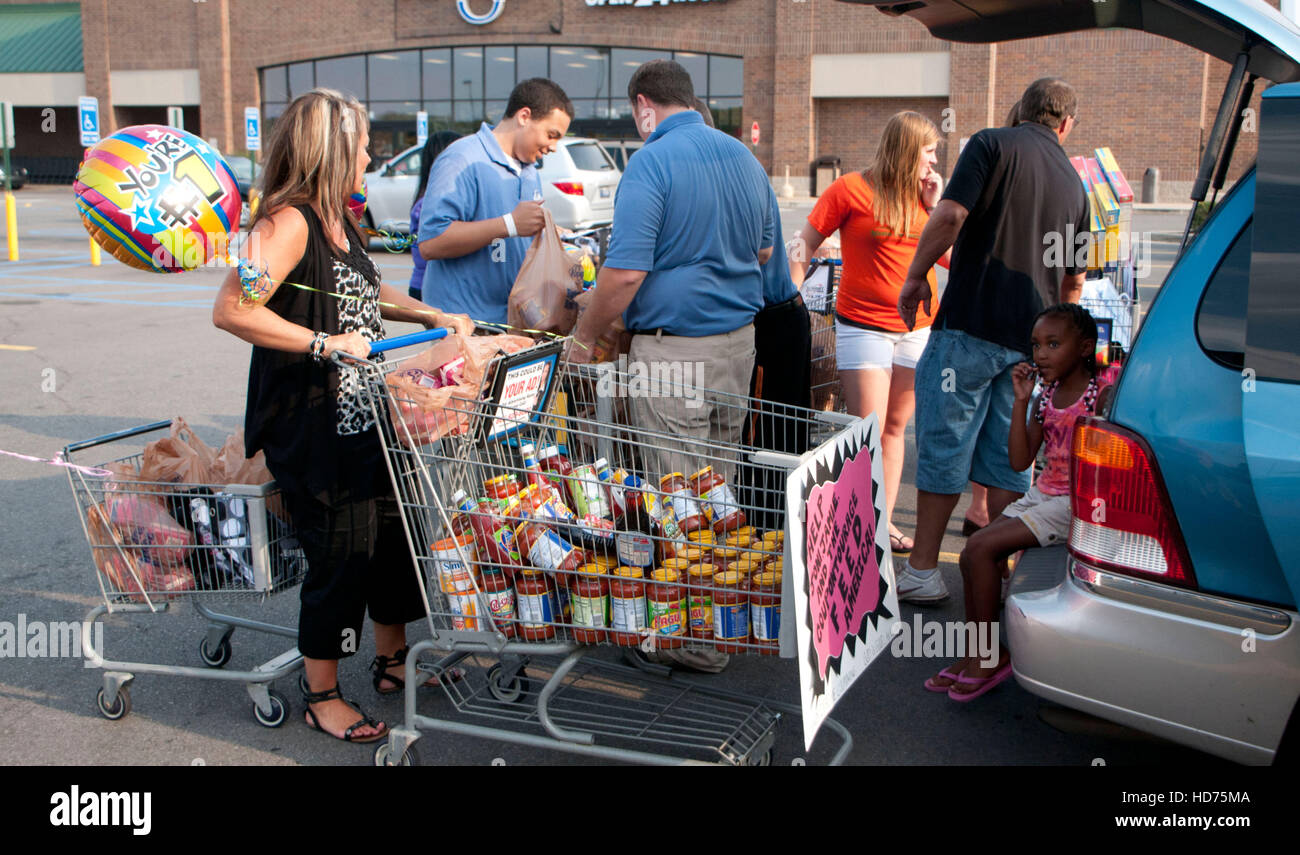 EXTREME COUPONING, Joni (left), 'Chris & Joni', (Season 2, ep. 212 ...