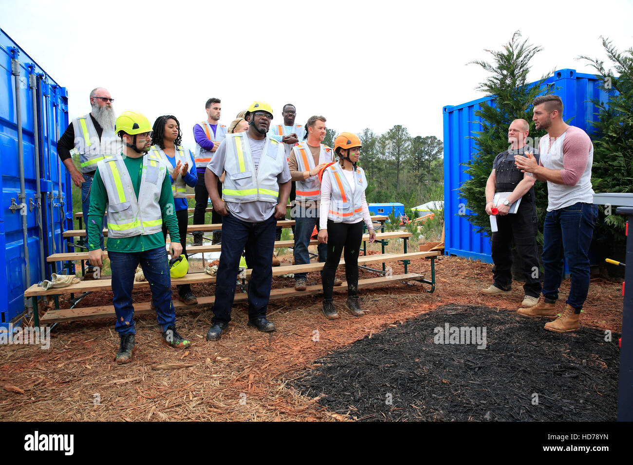 HOME FREE, left: contestants, second from right: Mike Holmes, far right ...