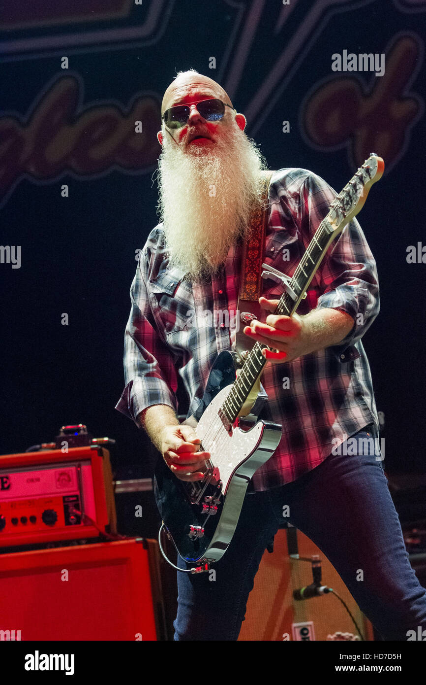 Eagles of death metal play hi-res stock photography and images - Alamy
