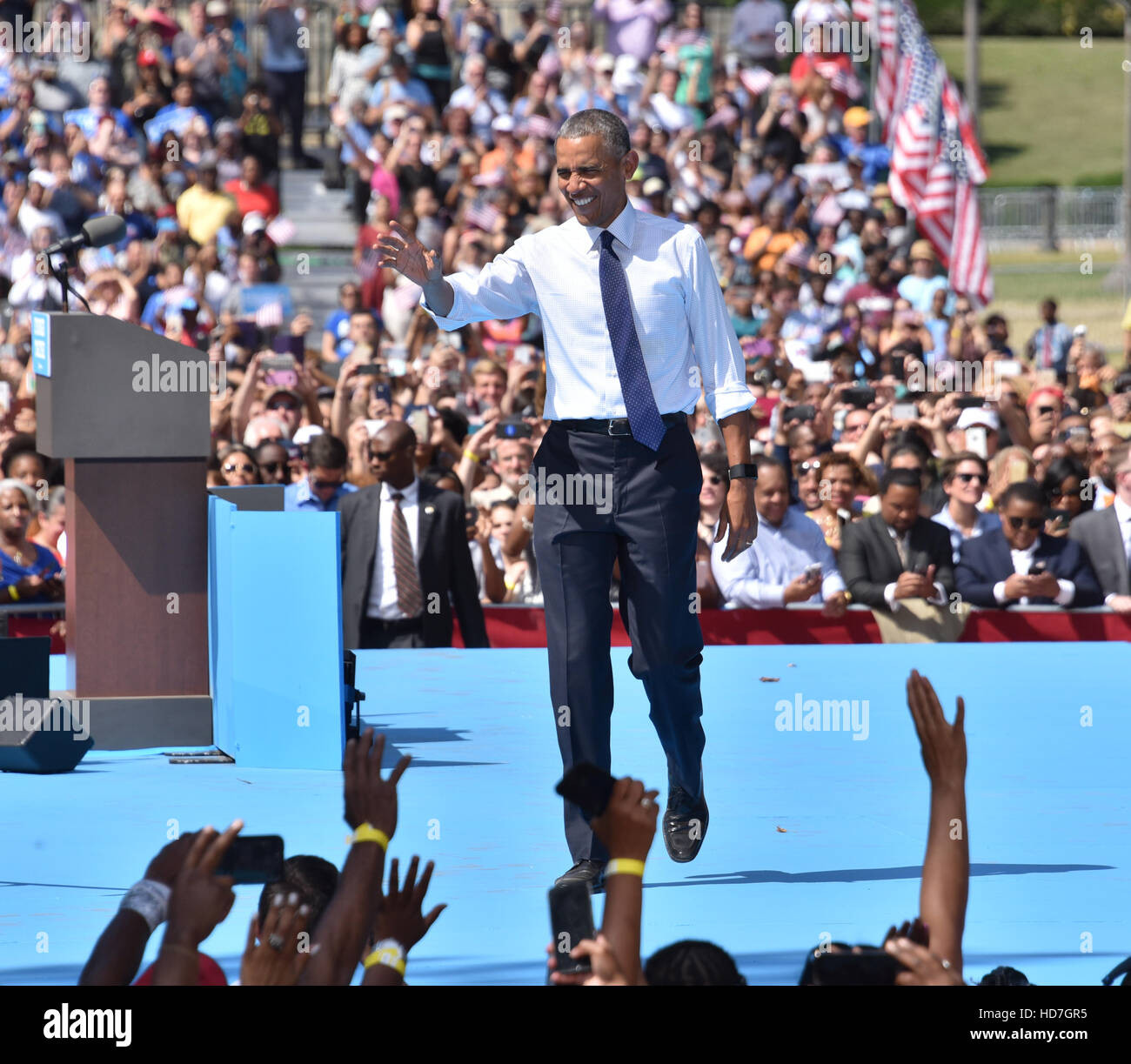 President Obama at Hillary Clinton Rally at the Art Museum in ...