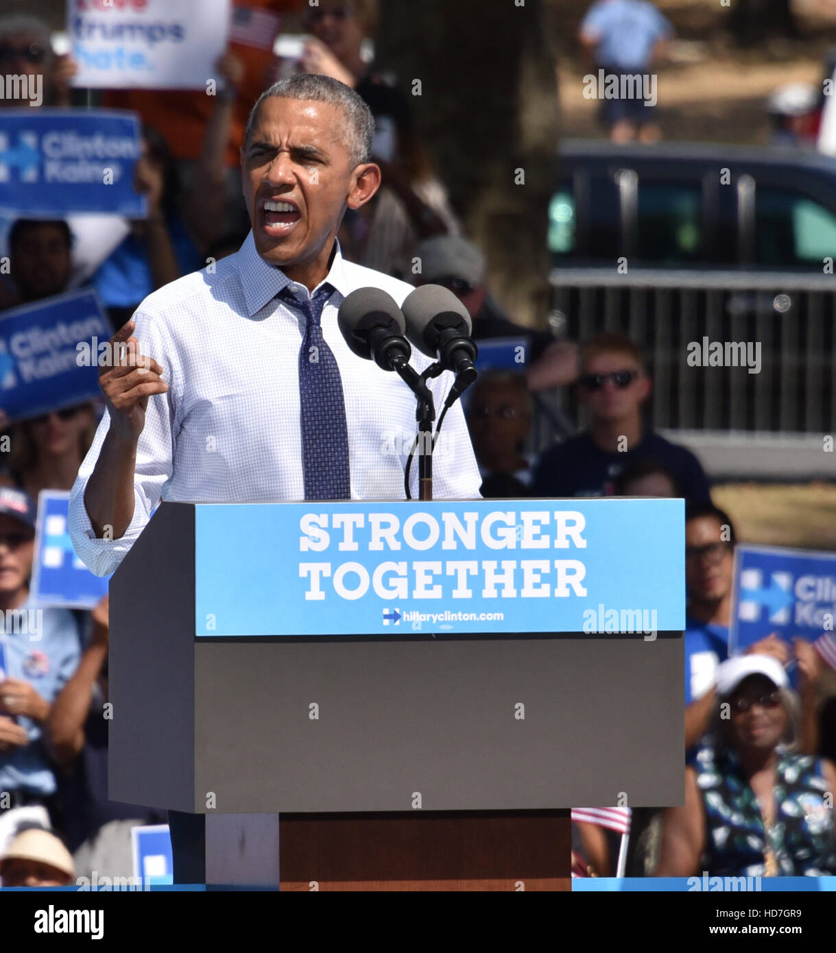 President Obama at Hillary Clinton Rally at the Art Museum in ...