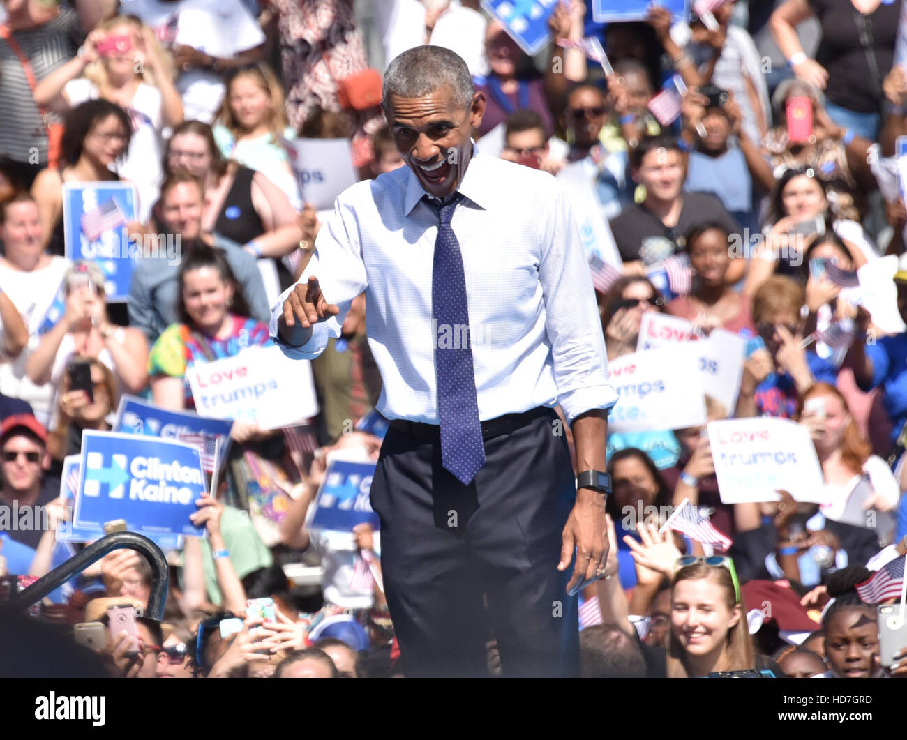 President Obama at Hillary Clinton Rally at the Art Museum in ...