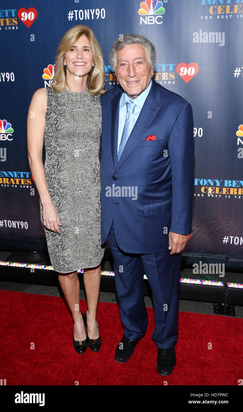 Tony bennett celebrates 90 hi-res stock photography and images - Alamy