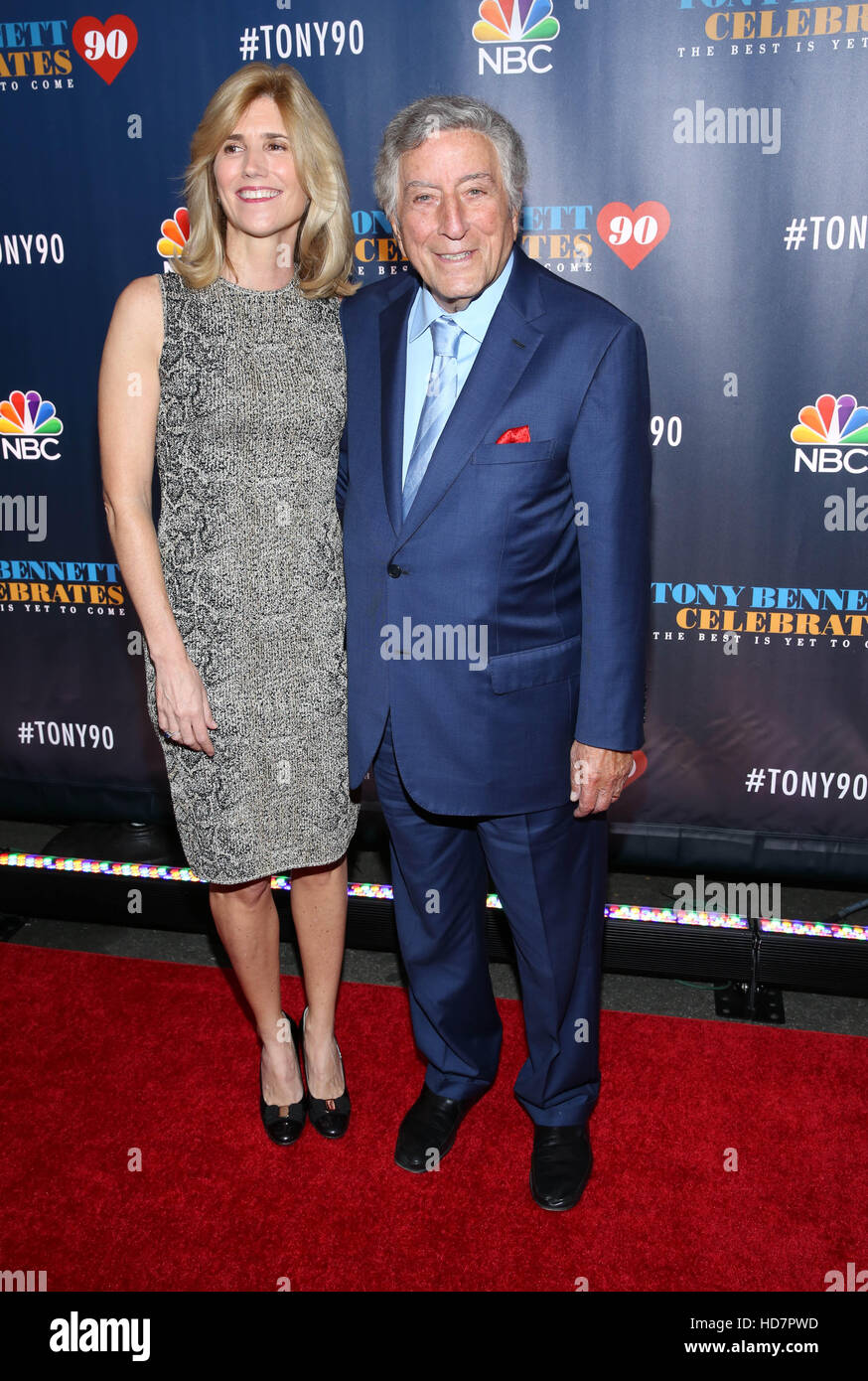 Tony bennett celebrates 90 hi-res stock photography and images - Alamy