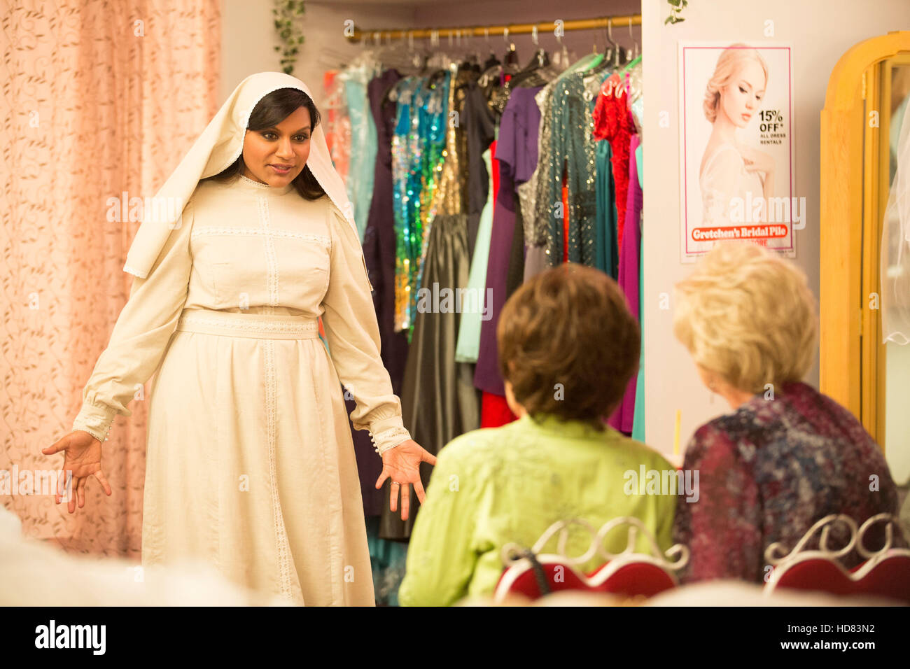 THE MINDY PROJECT, (from left): Mindy Kaling, Rhea Perlman (back to ...