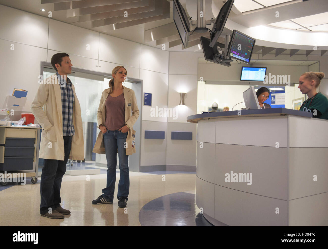 THE MOB DOCTOR, (from left: Zach Gilford, Jordana Spiro, 'Protect ...