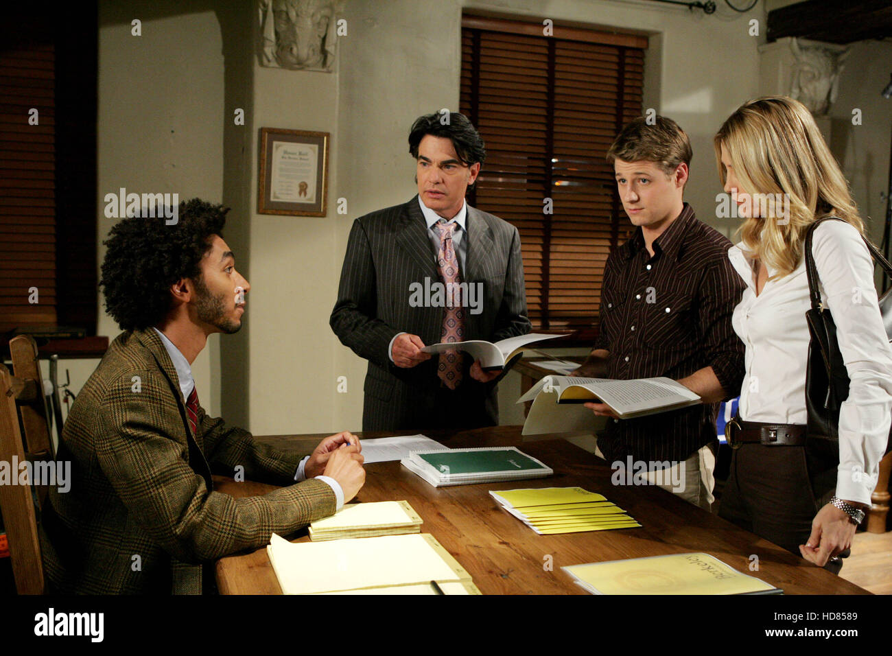 THE O.C., from center: Peter Gallagher, Benjamin McKenzie, Kelly Rowan ...