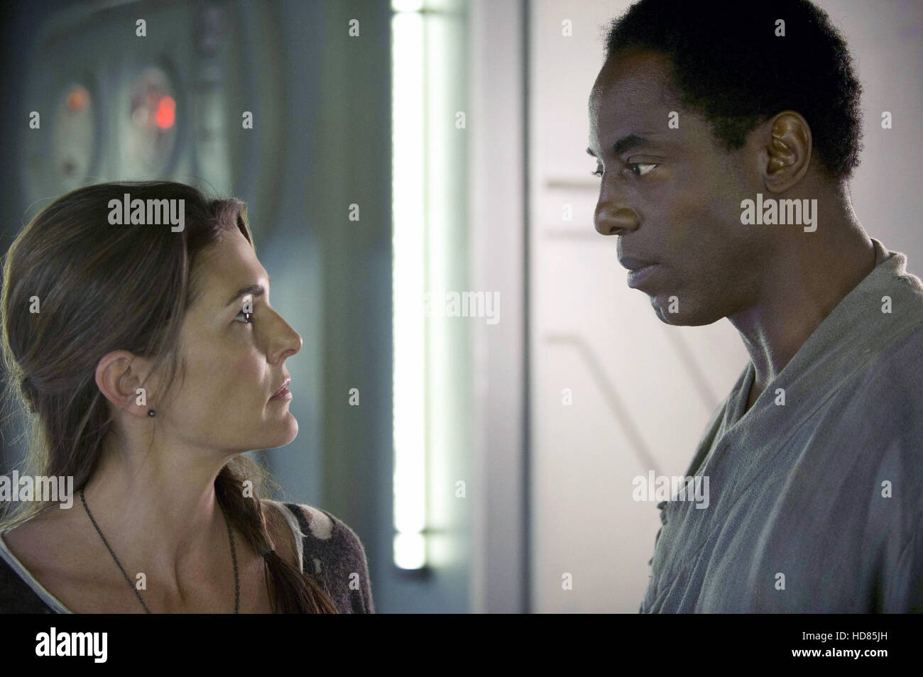 THE 100, (from left): Paige Turco, Isaiah Washington, 'Pilot', (Season ...