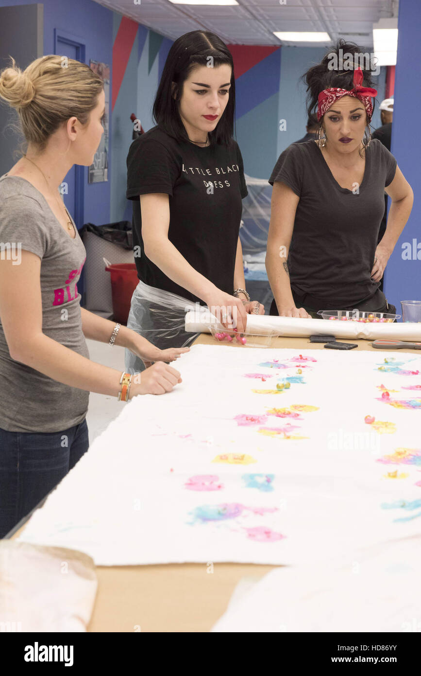 PROJECT RUNWAY, (from left): contestants Amanda Perna, Candice Cuoco ...