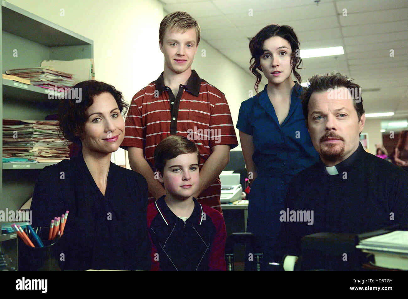 THE RICHES, (sitting) Minnie Driver Aidan Mitchell, Eddie Izzard ...
