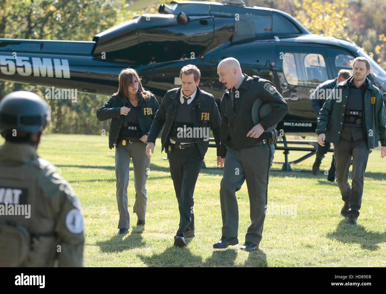 THE FOLLOWING, Jessica Stroup (left), Kevin Bacon (2nd from left ...