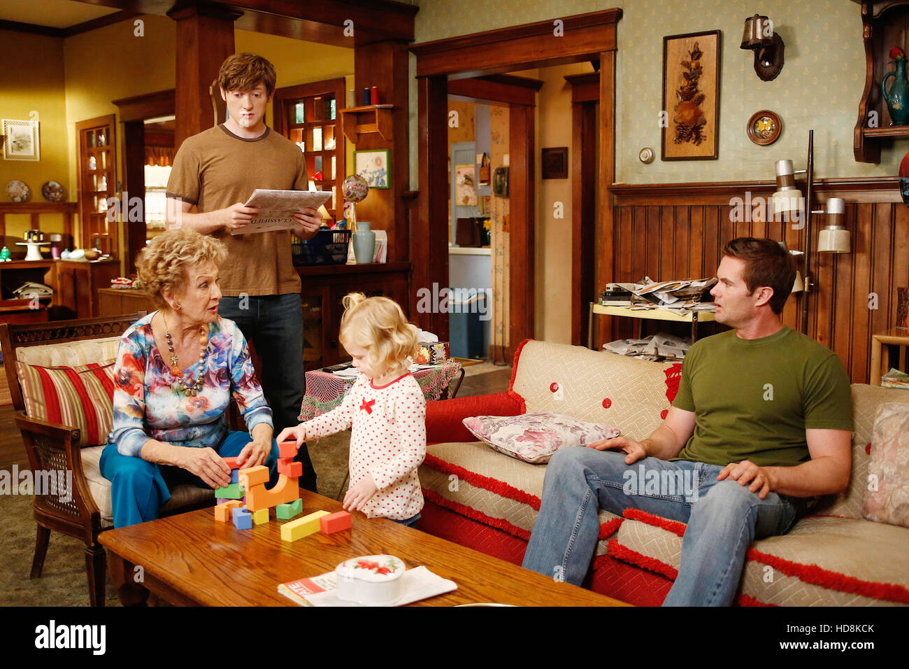 RAISING HOPE, l-r: Cloris Leachman, Baylie/Rylie Cregut, Lucas Neff ...