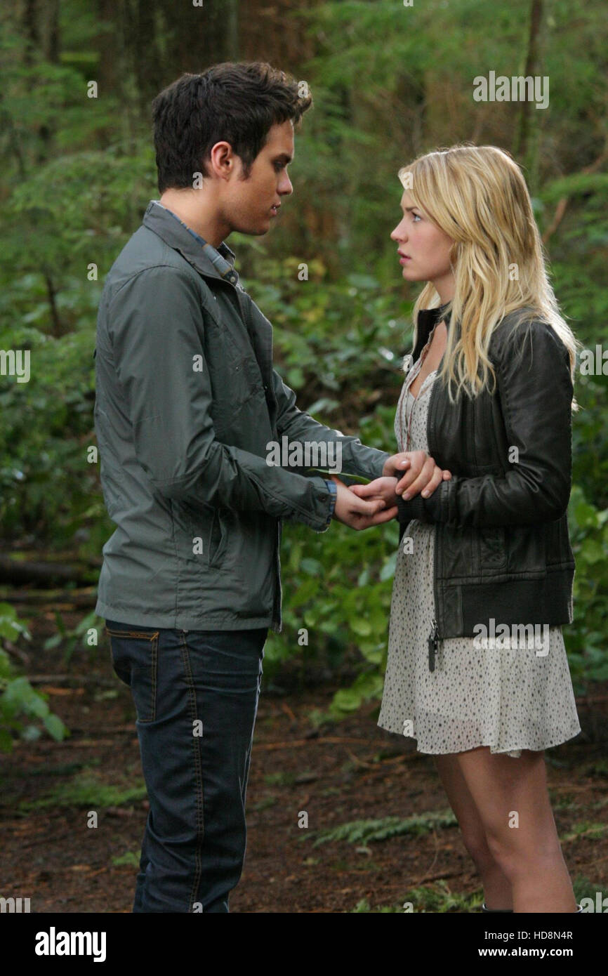 The Secret Circle From Left Thomas Dekker Brittany Robertson