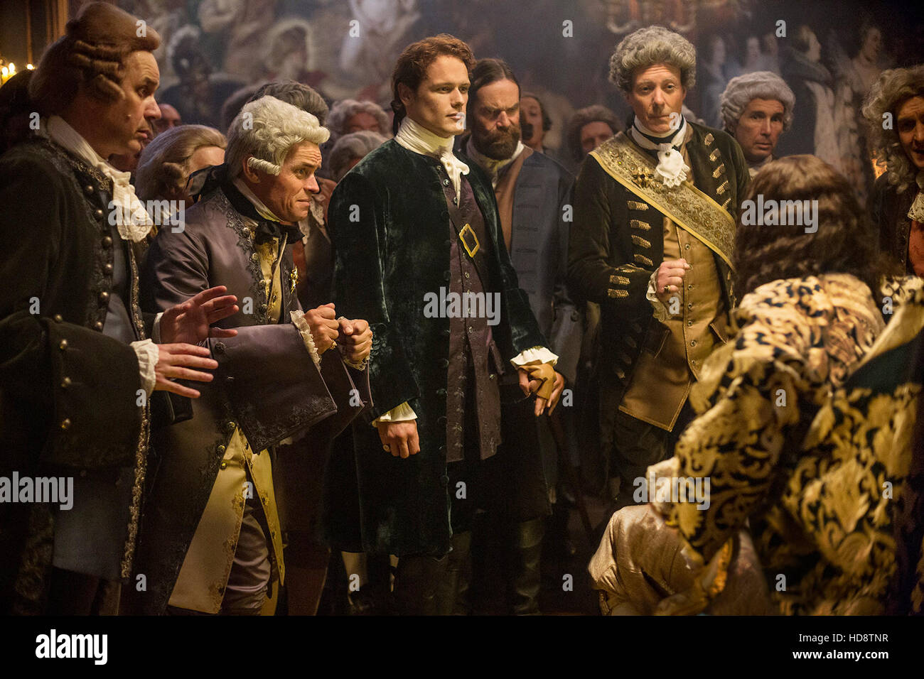 OUTLANDER, Sam Heughan (center), Duncan Lacroix (right of center ...