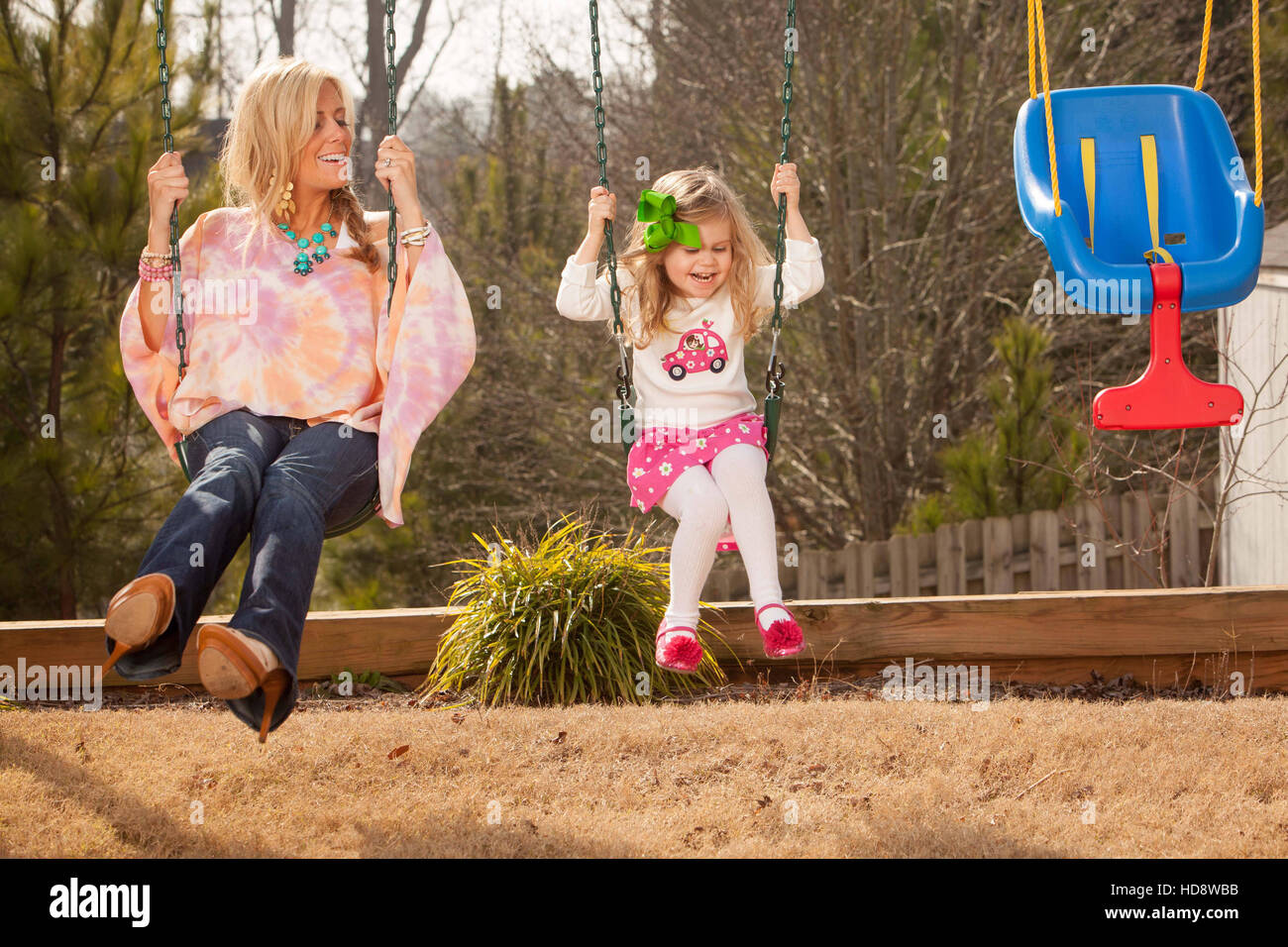PRETTY WICKED MOMS, l-r: Meredith, Addison in 'Queen Bee Vs. Southern ...