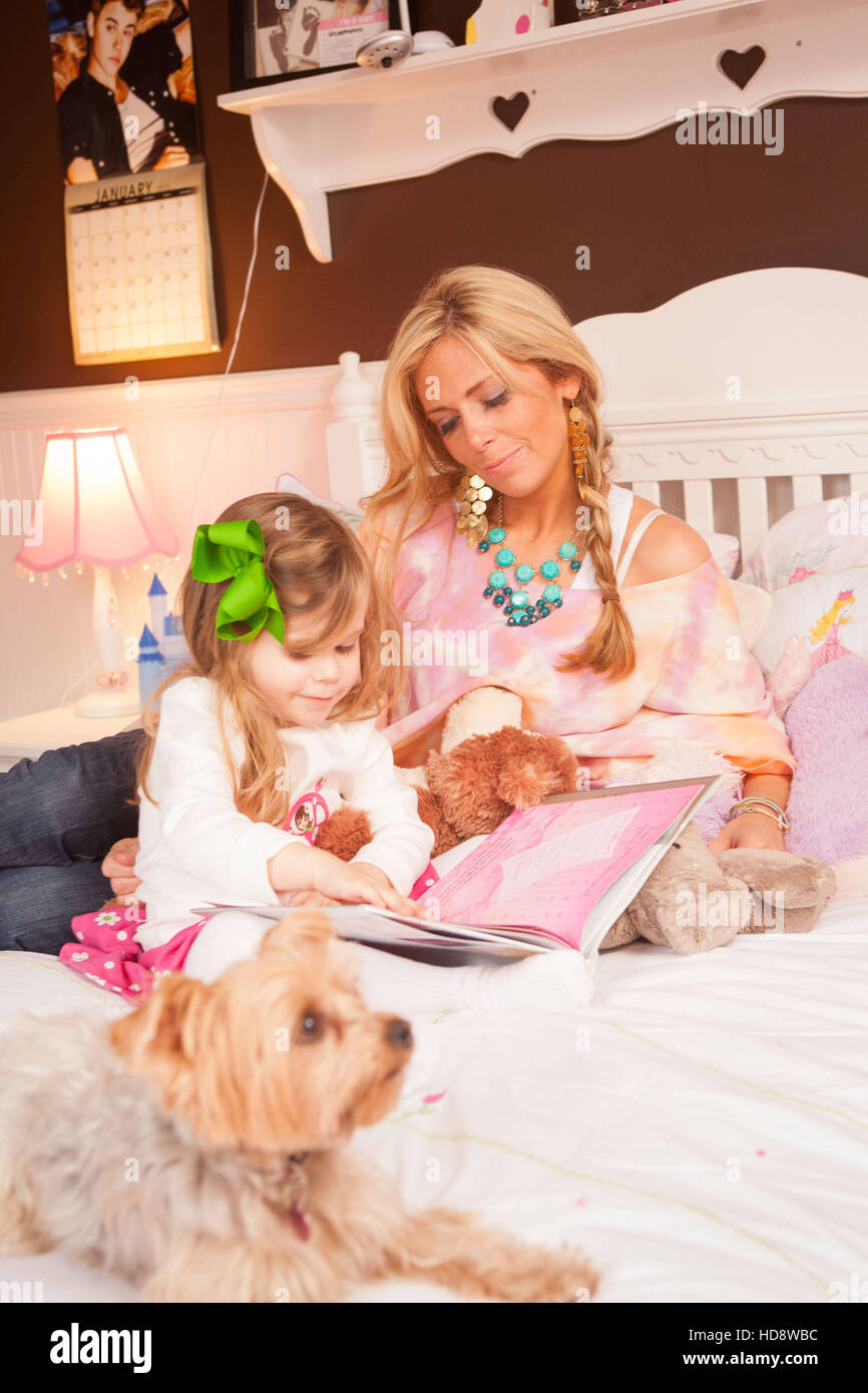 PRETTY WICKED MOMS, l-r: Addison, Meredith in 'Queen Bee Vs. Southern ...