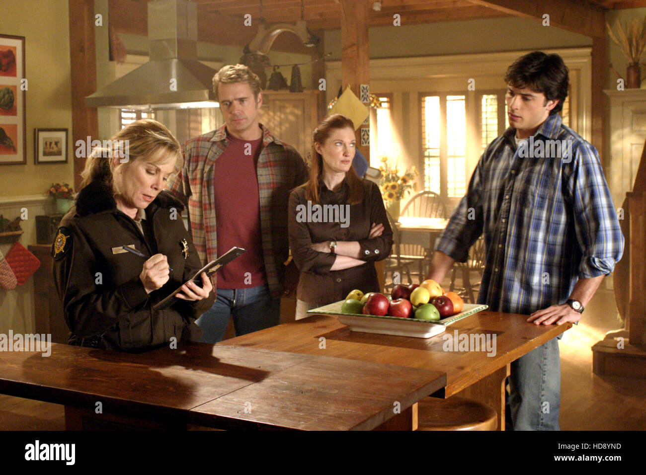 SMALLVILLE, John Schneider (2nd from left), Annette O'Toole (center ...