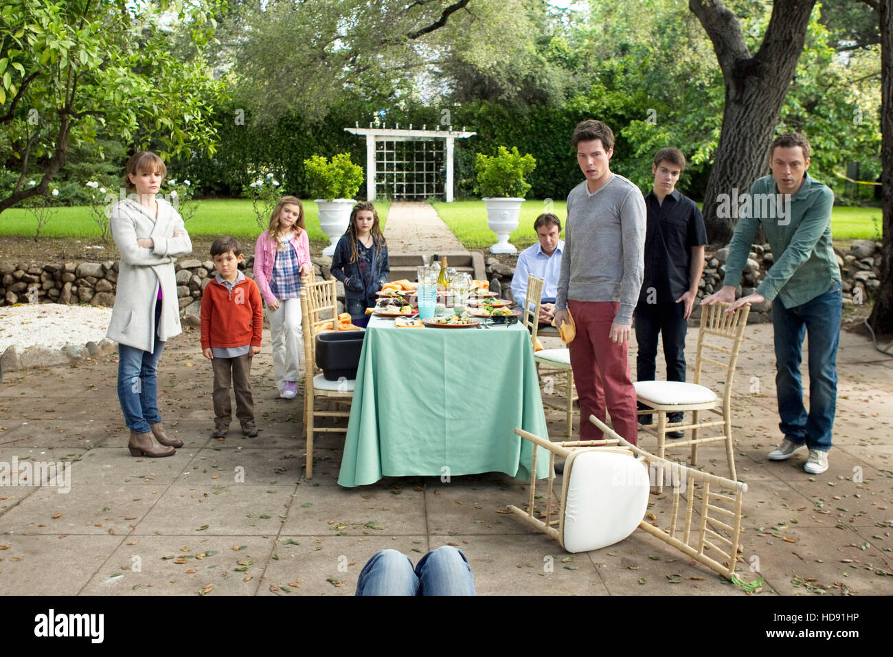 WEEDS, Jennifer Jason Leigh (left), Kevin Nealon (4th from right ...